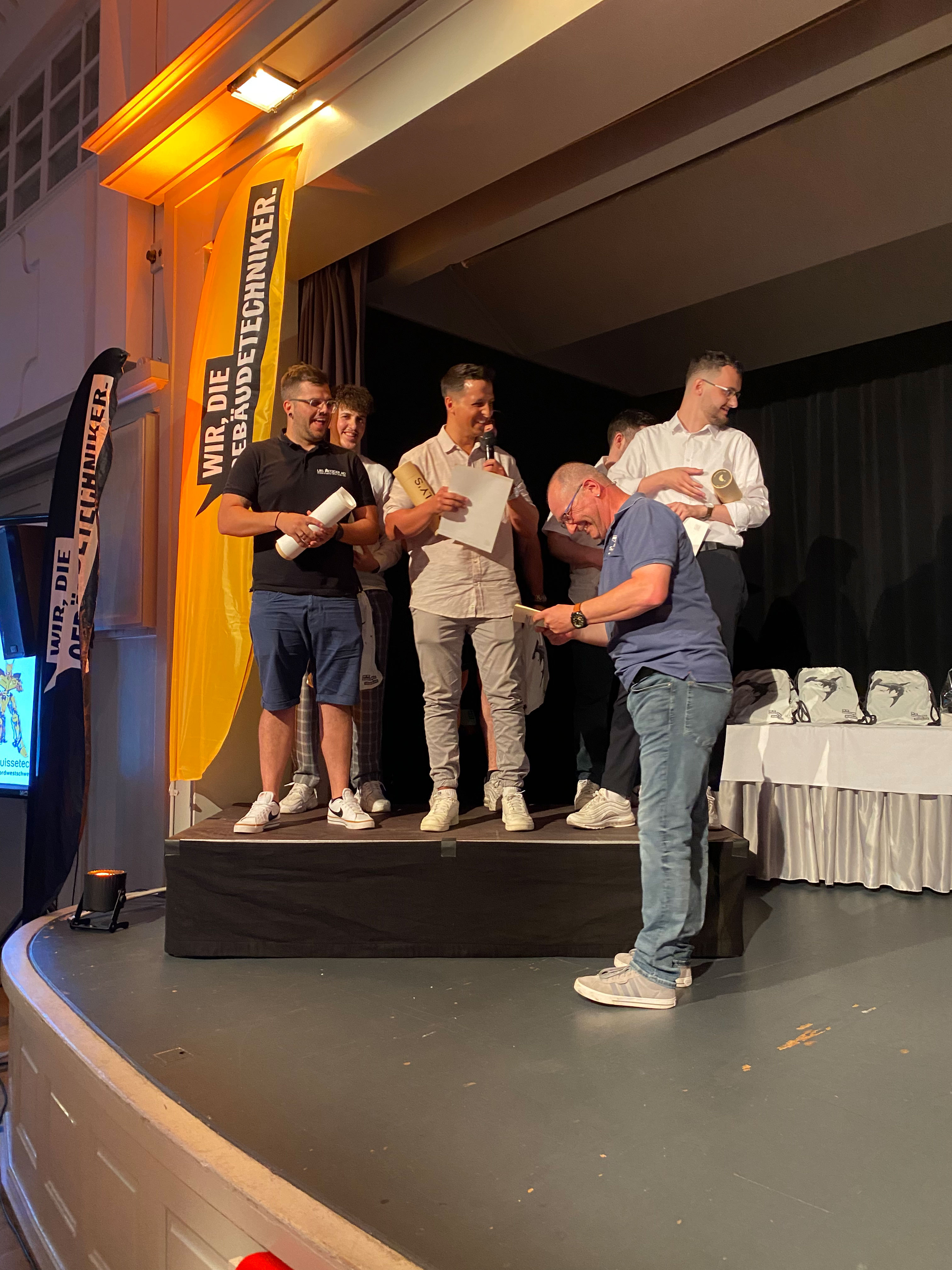 Herzliche Gratulation den frisch gebackenen Gebäudetechnikern und Gebäudetechnikerinnen ...